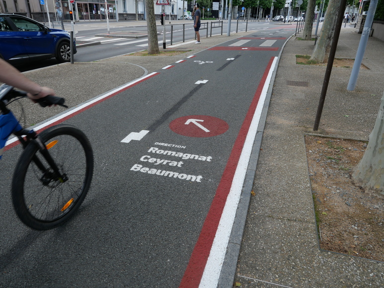 Un nouveau marquage pour la piste cyclable près du jardin Lecoq de ...